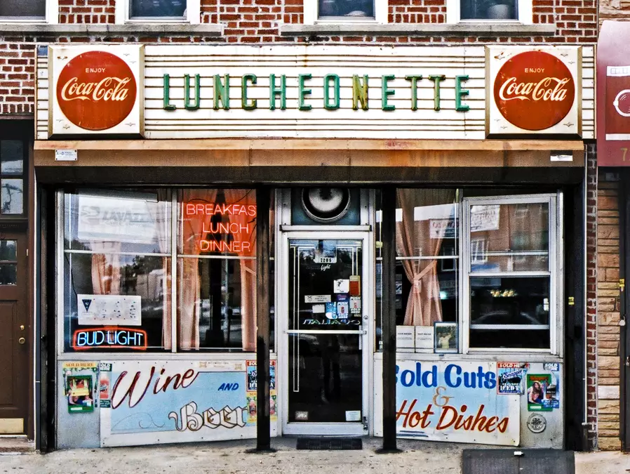 Nouvo Utrecht Luncheonette, Siy Privilèj, James ak Karla Murray, devan magazen ki disparèt, manman Nouyòk ak pops.