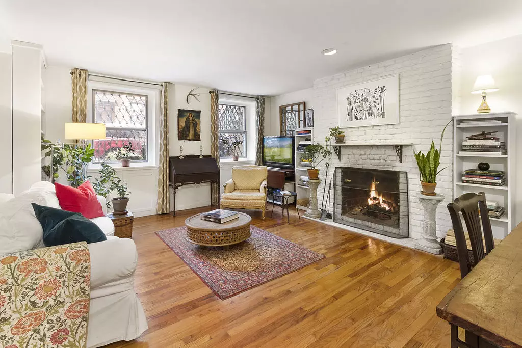 Por $ 1.2 millones, esta cooperativa de Cobble Hill Garden es un lugar perfecto para acurrucarse para una siesta 25183_1