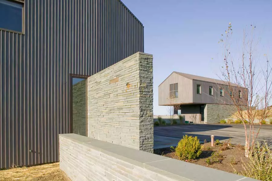 AW Architects, Minimalist Dairy Barn, Blue Rock House, skupisko budynków, Anmahian Winton Architects, Berkshire, Catskill Mountains, Austerlitz, dom energooszczędny, studnie geotermalne, turbiny wiatrowe