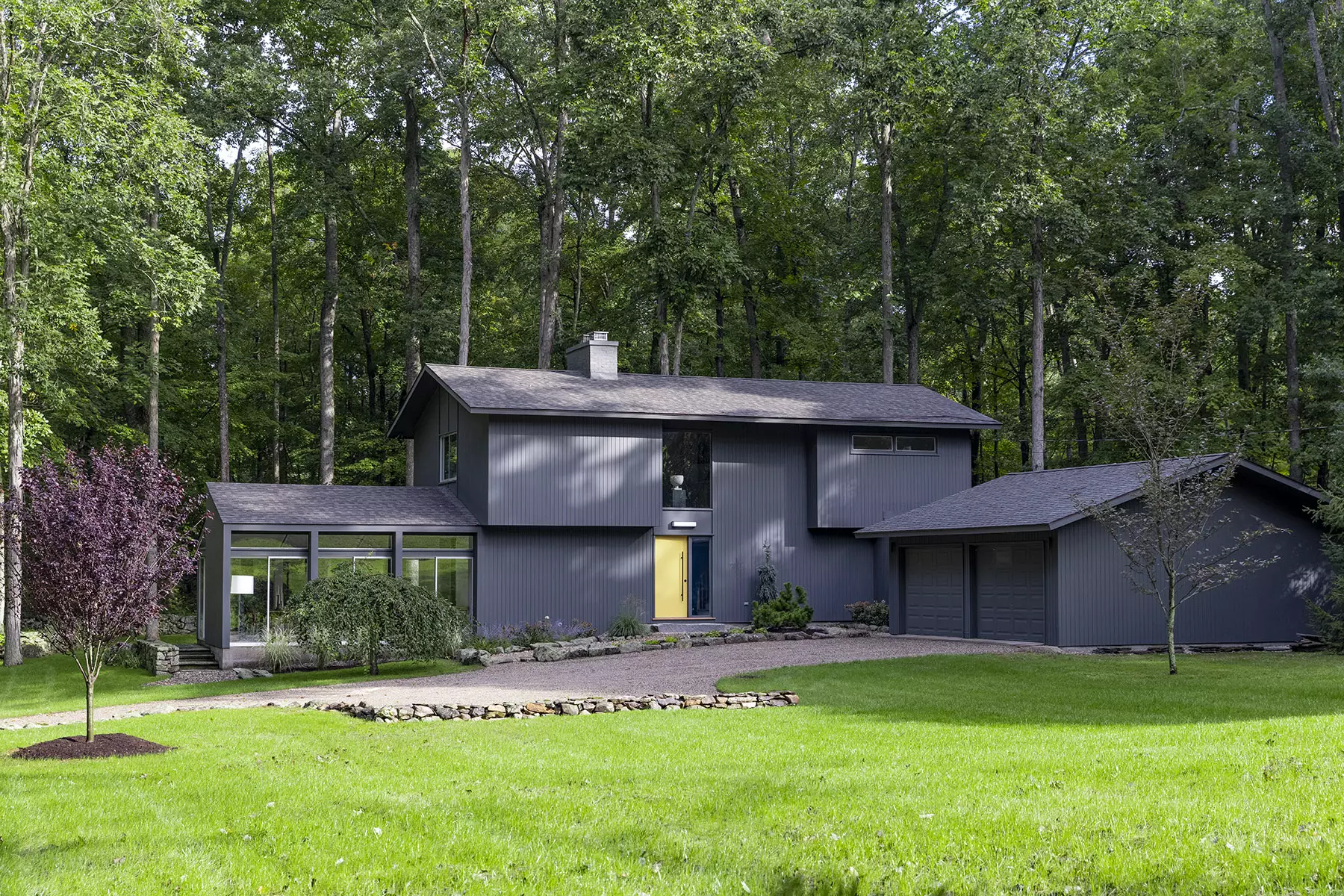 Rau $829K, qhov Connecticut 'Deck House' yog lub pov haum tsis zoo los ntawm xyoo 1960s prefab boom 2525_1