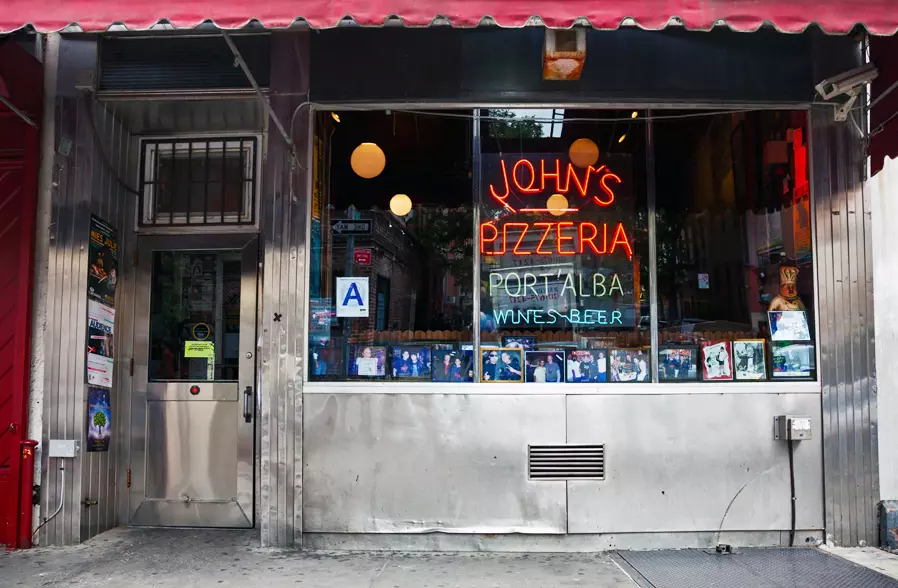 ផ្លាកសញ្ញា John'S នៃ BLEECKER STREET, NYC