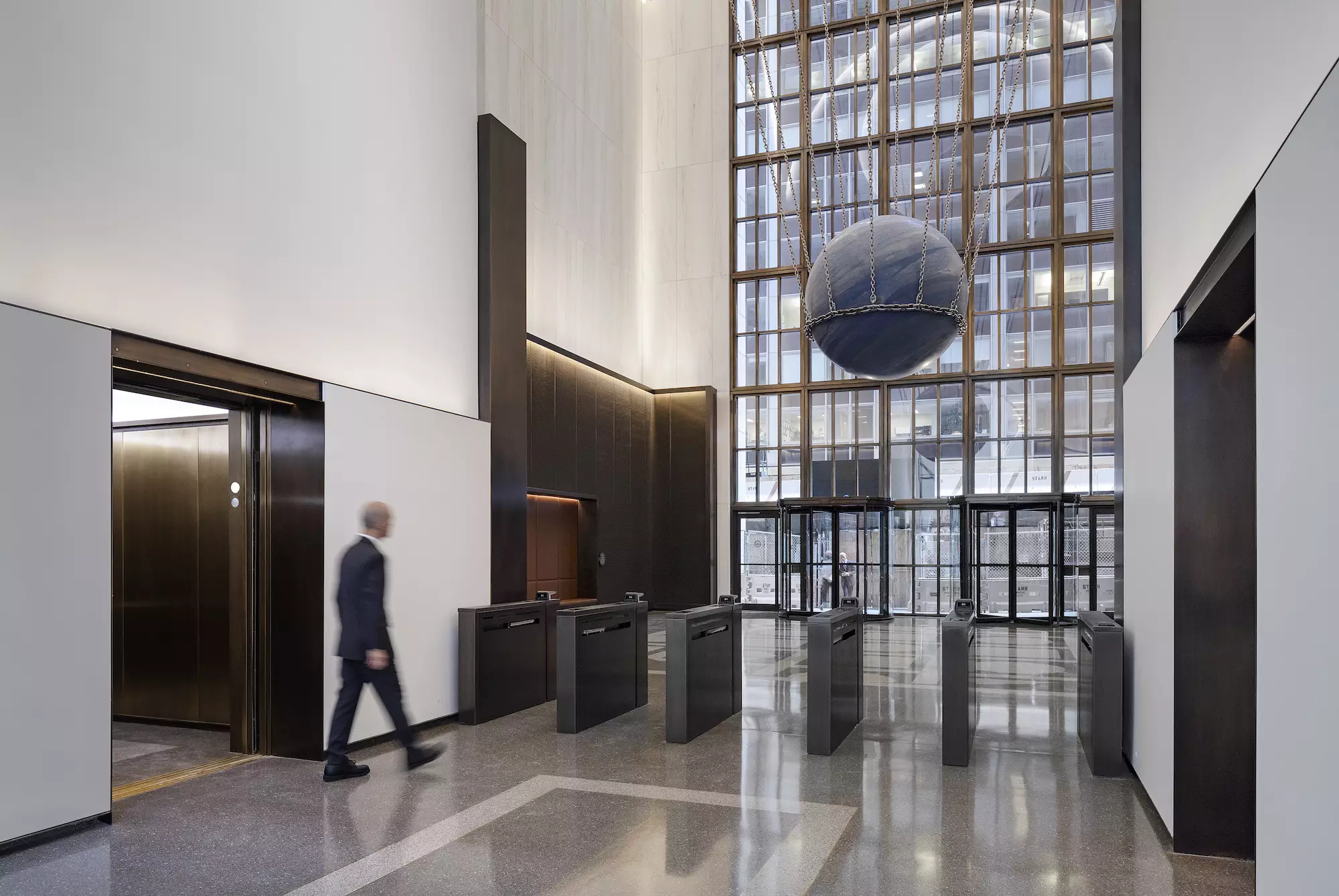 Eine 24 Tonnen schwere Steinkugel hängt in der Lobby von Philip Johnsons 550 Madison Avenue Tower 2531_2
