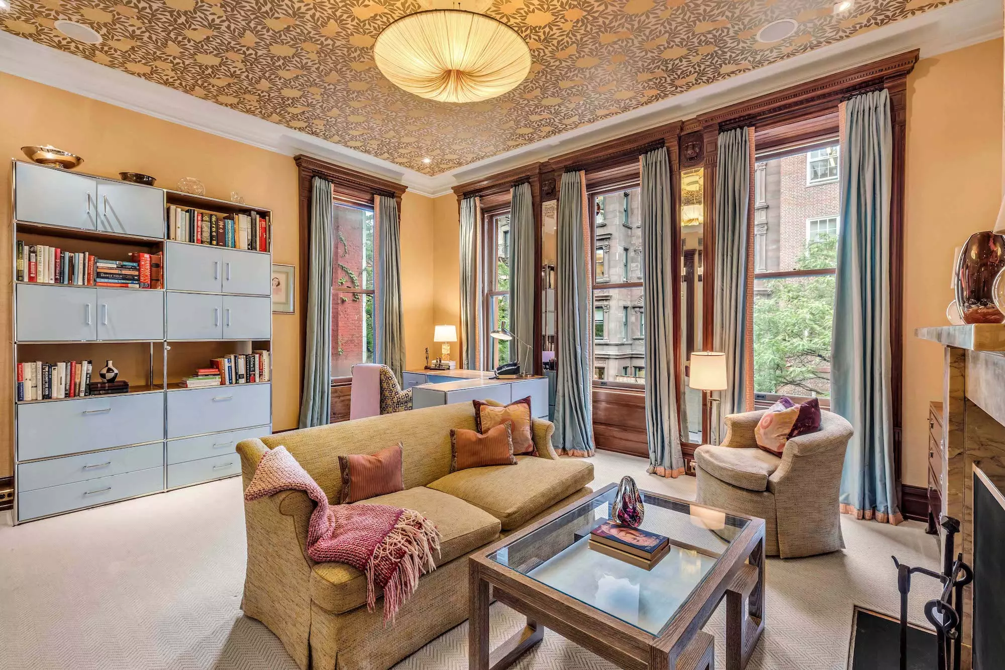 Hierdie statige Carnegie Hill-bruinsteen, wat $17,95 miljoen vra, het 'n baksteen-solarium en magiese tuin 2534_13