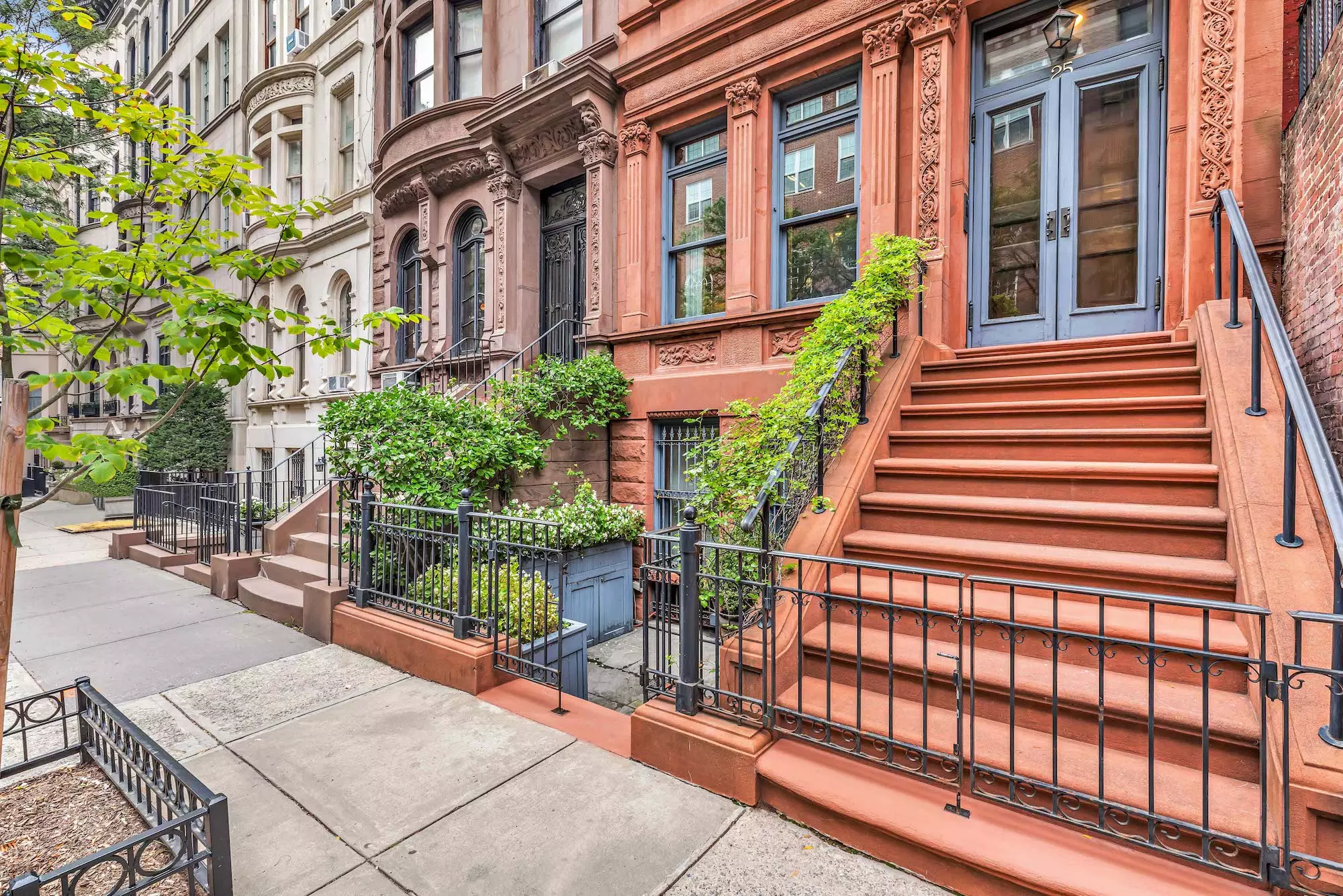 Hierdie statige Carnegie Hill-bruinsteen, wat $17,95 miljoen vra, het 'n baksteen-solarium en magiese tuin 2534_22