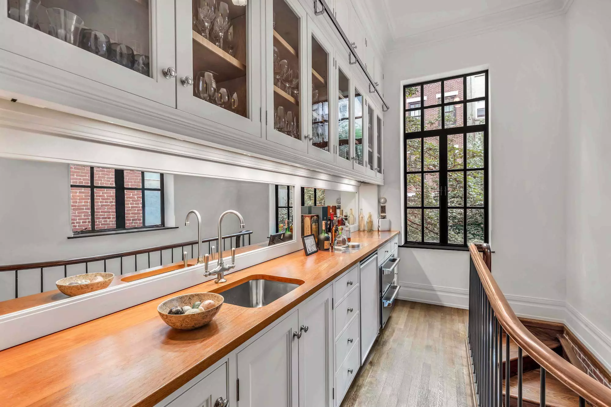 Bibeere $17.95M, Carnegie Hill brownstone ẹlẹwa yii ni solarium biriki ati ọgba idan 2534_6