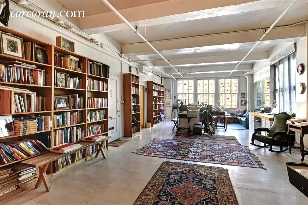 Редове от рафтове за книги под 11-футови тавани подреждат този Nomad Loft за 2 милиона долара 25365_1