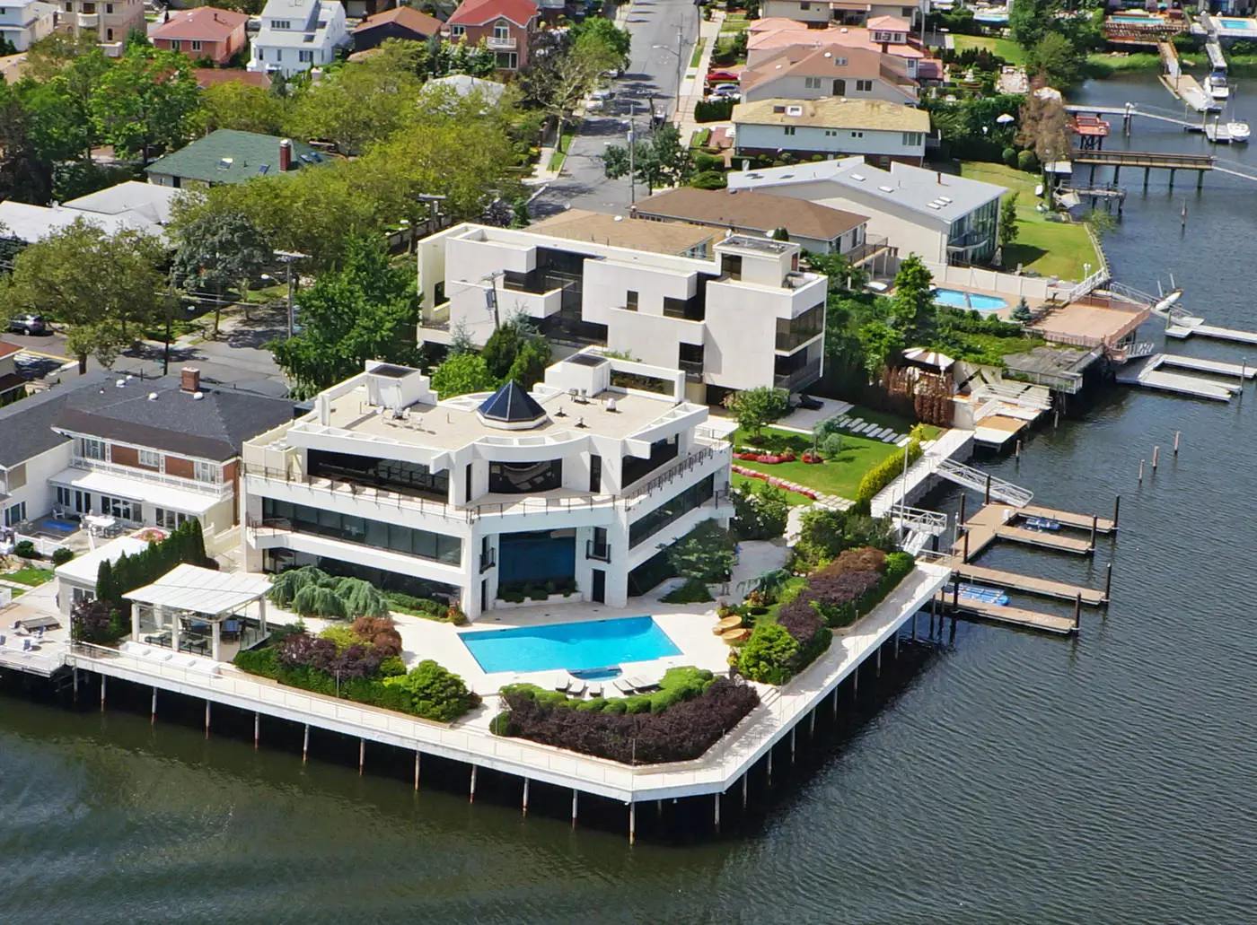 Intergalactic Mill Basin Mansion Revenas por $ 17M Kun Du-por-Unu Interkonsento 25375_1