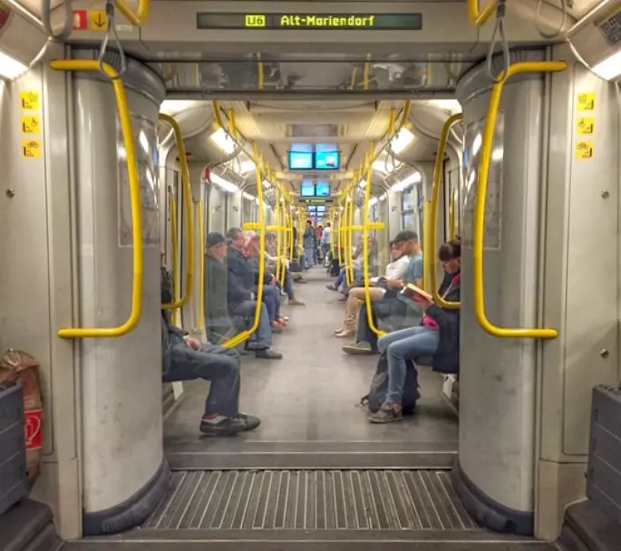 Metro de pasarela abierta en Berlín.