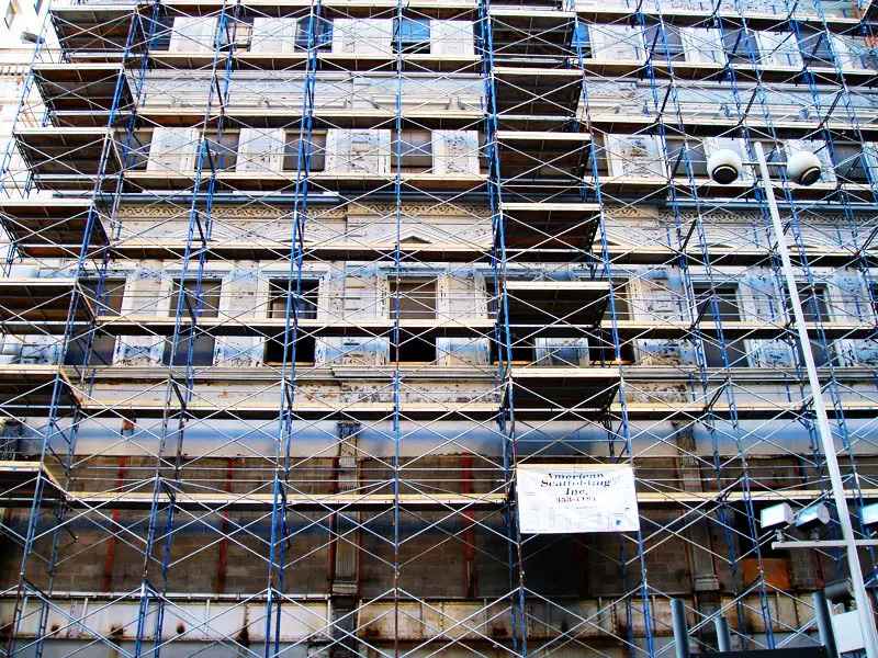 NYC's 190 Miles of Scaffolding a Resulta ng '80s Law at Bilyong Dolyar na Industriya 25411_1