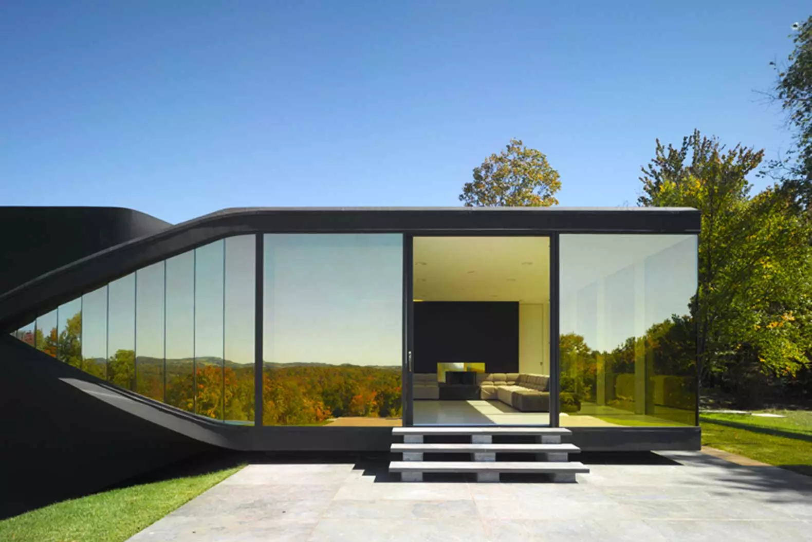VilLA NM é un experimento de vida futurista con rampas no interior e fiestras reflectantes no exterior 25463_1