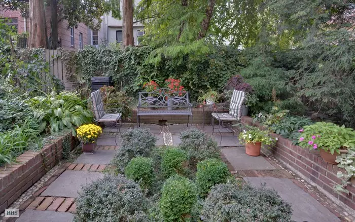 226 Garfield Place, aed, pruunkivi, pargi nõlv, renoveerimine, tagaaed