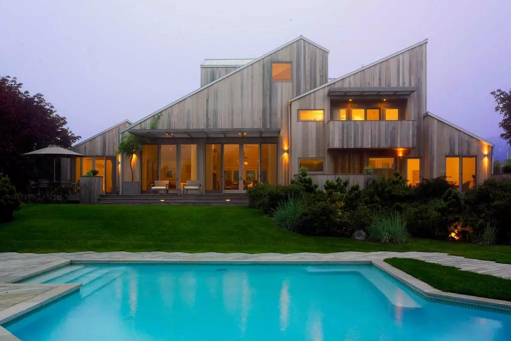 CCS Architecture, revêtement de bois, Bridgehampton Residence, The Hamptons, maison multigénérationnelle, vie intérieure/extérieure, terrasse en bois, entrée isolée, manger en plein air, fondation de Cass Calder Smith, maison moderniste, extension de maison, rénovation de maison