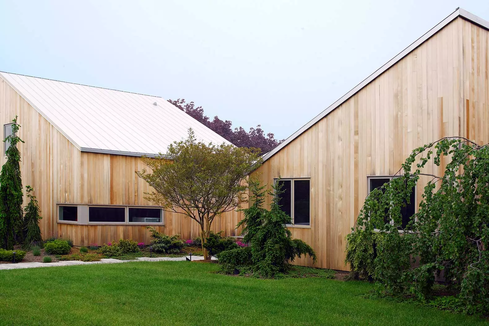 CCS Architecture, revêtement de bois, Bridgehampton Residence, The Hamptons, maison multigénérationnelle, vie intérieure/extérieure, terrasse en bois, entrée isolée, manger en plein air, fondation de Cass Calder Smith, maison moderniste, extension de maison, rénovation de maison