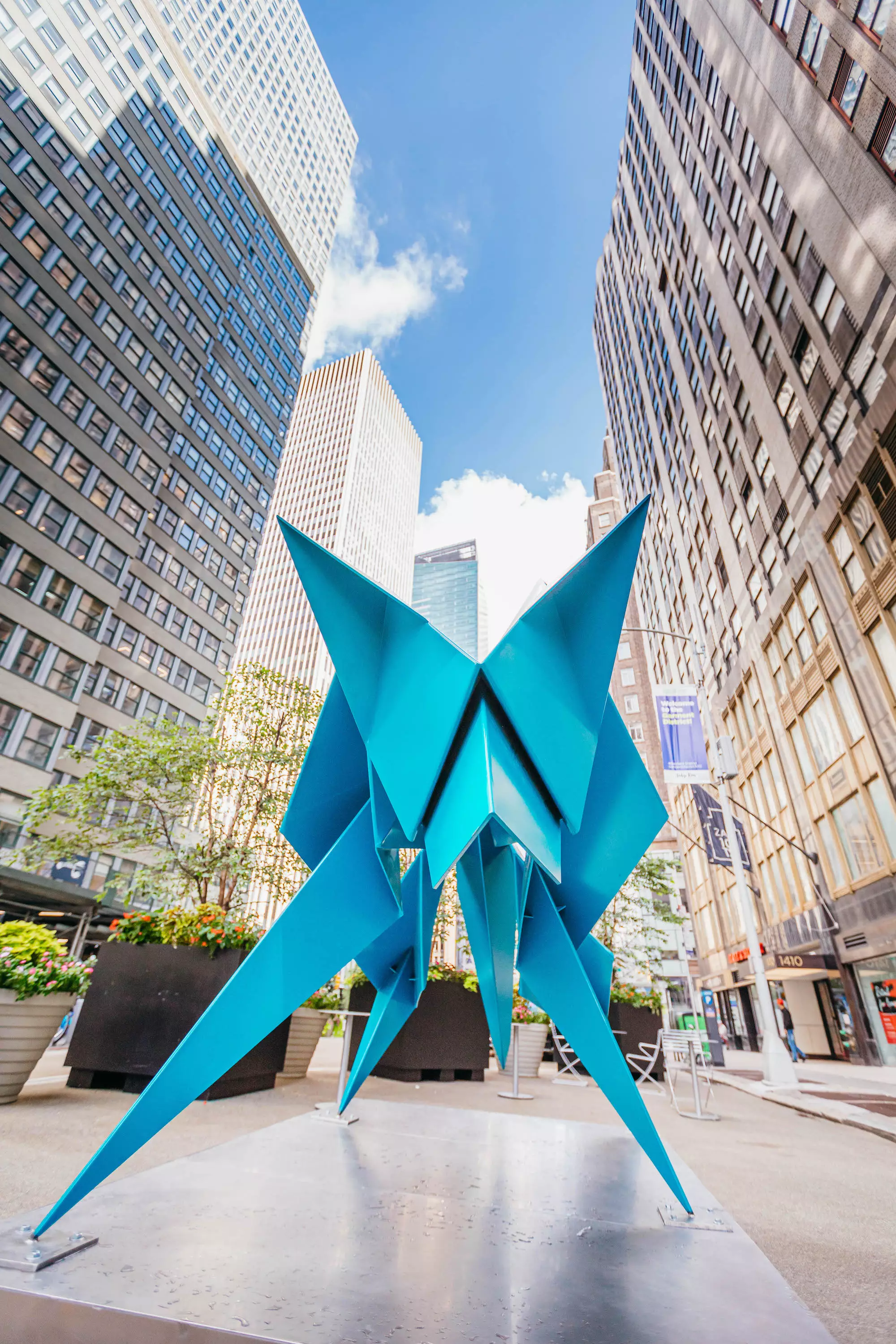 Patung origami supersized ndharat ing Distrik Garment NYC 2585_2