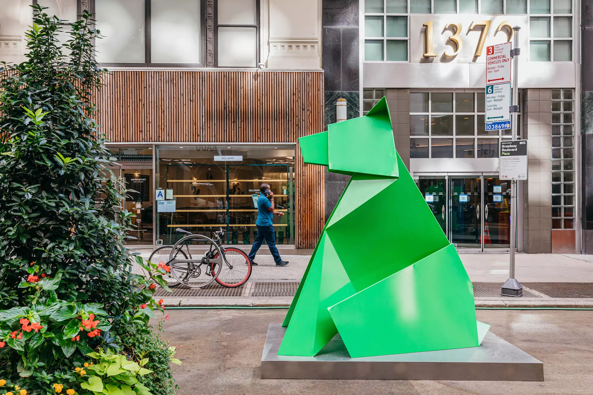 Skulptura origami me përmasa të mëdha zbarkojnë në distriktin e veshjeve të NYC 2585_3