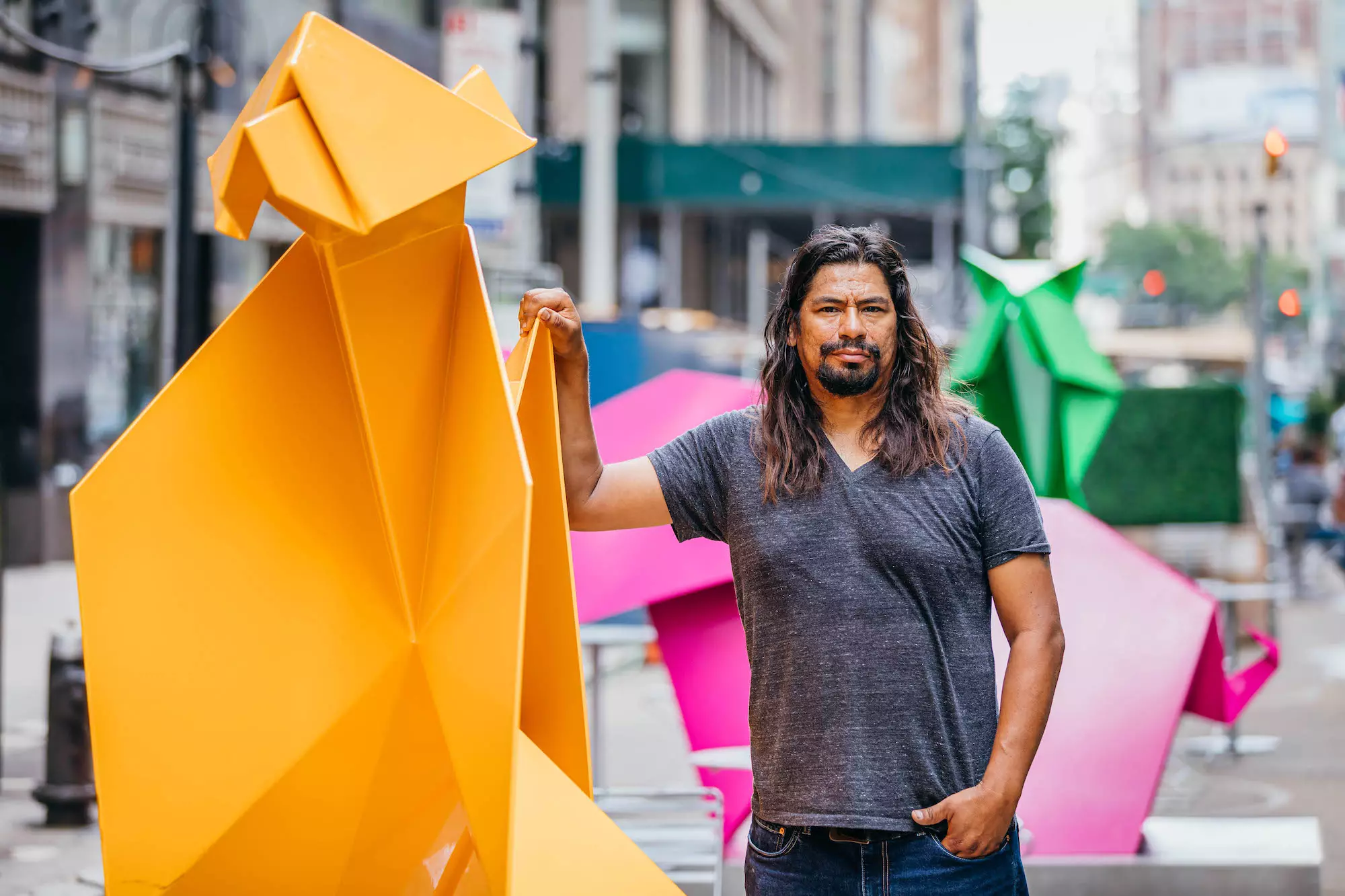 Огромни оригами скулптури кацат в района на дрехите в Ню Йорк 2585_4