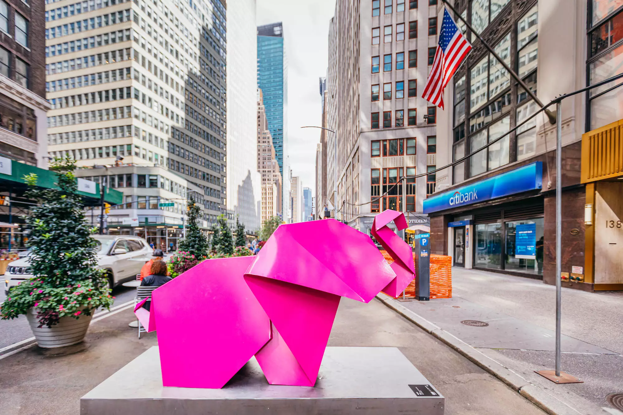 Patung origami supersized ndharat ing Distrik Garment NYC 2585_5