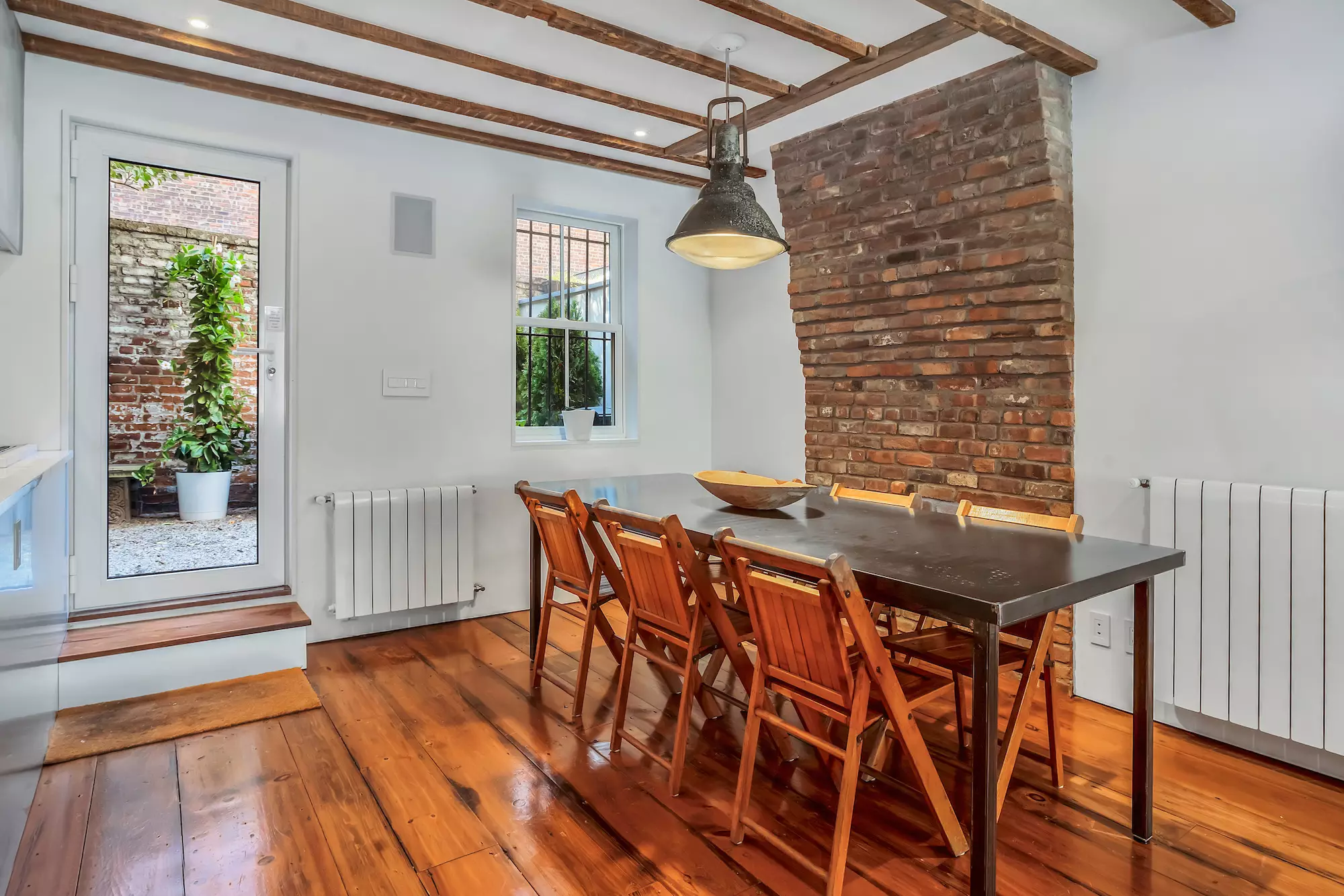 En la Sylvan Terrace escondida de Washington Heights, una casa adosada de madera modernizada pide $ 1.8M 2587_6