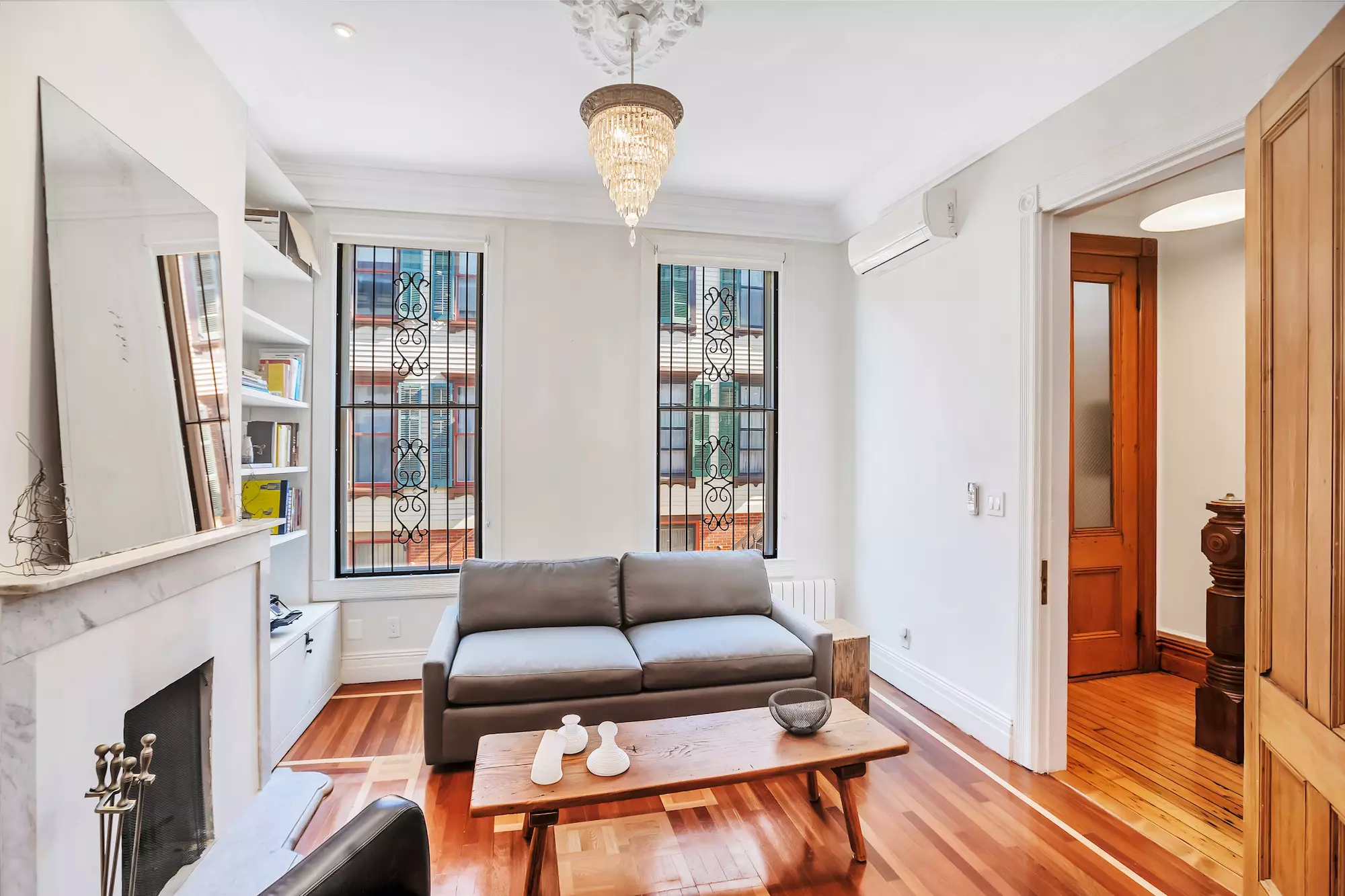 Ar Sylvan Terrace cudd Washington Heights, mae rhesdy pren wedi'i foderneiddio yn gofyn am $1.8M 2587_9