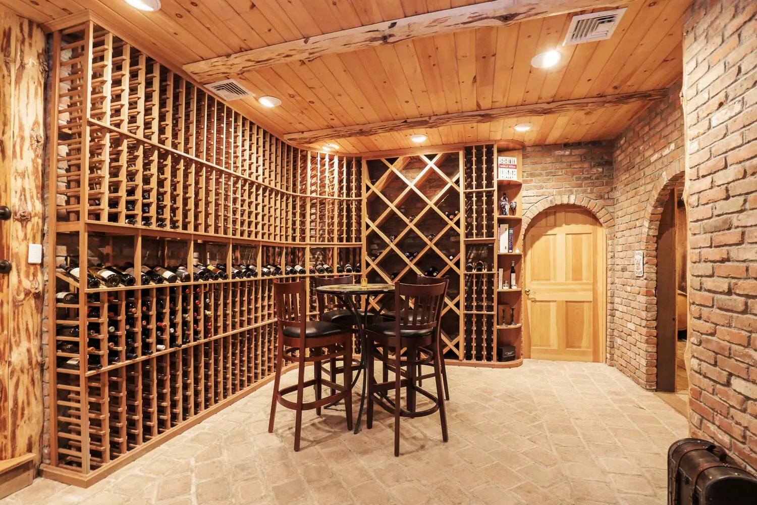 170万ドルを要求するこのトスカーナスタイルのコネチカットヴィラには、500本のワインの洞窟と「ウエスタンロッジ」があります。 2595_23
