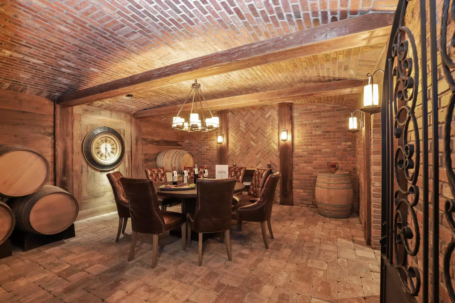 170万ドルを要求するこのトスカーナスタイルのコネチカットヴィラには、500本のワインの洞窟と「ウエスタンロッジ」があります。 2595_24
