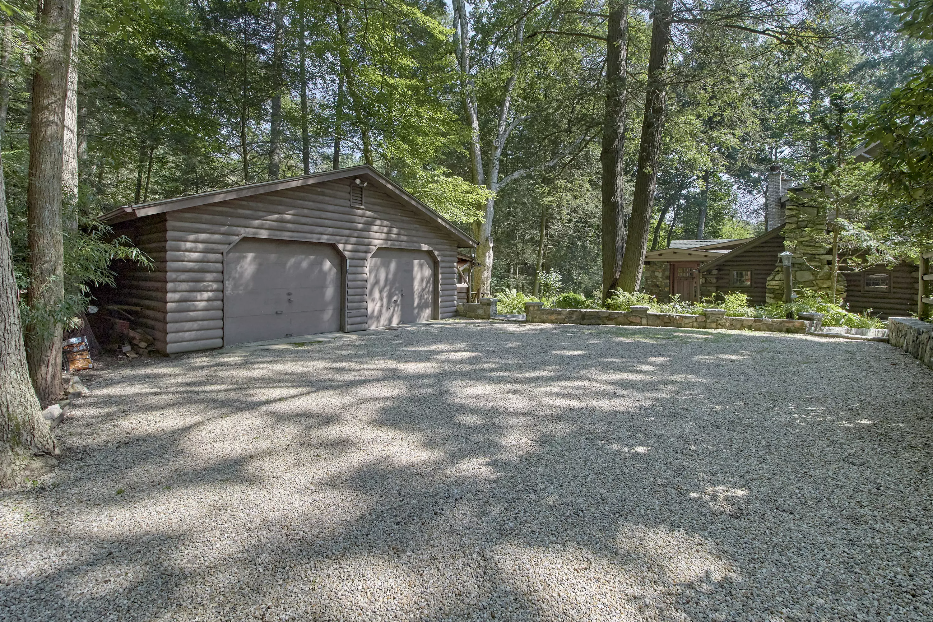 ဤရာစုနှစ် သက်တမ်းရှိ Adirondack ပုံစံ သစ်လုံးအိမ် သည် သင်၏ အပေါ်ဘက် ဆုတ်ခွာ နိုင်သည် $920K 2611_7