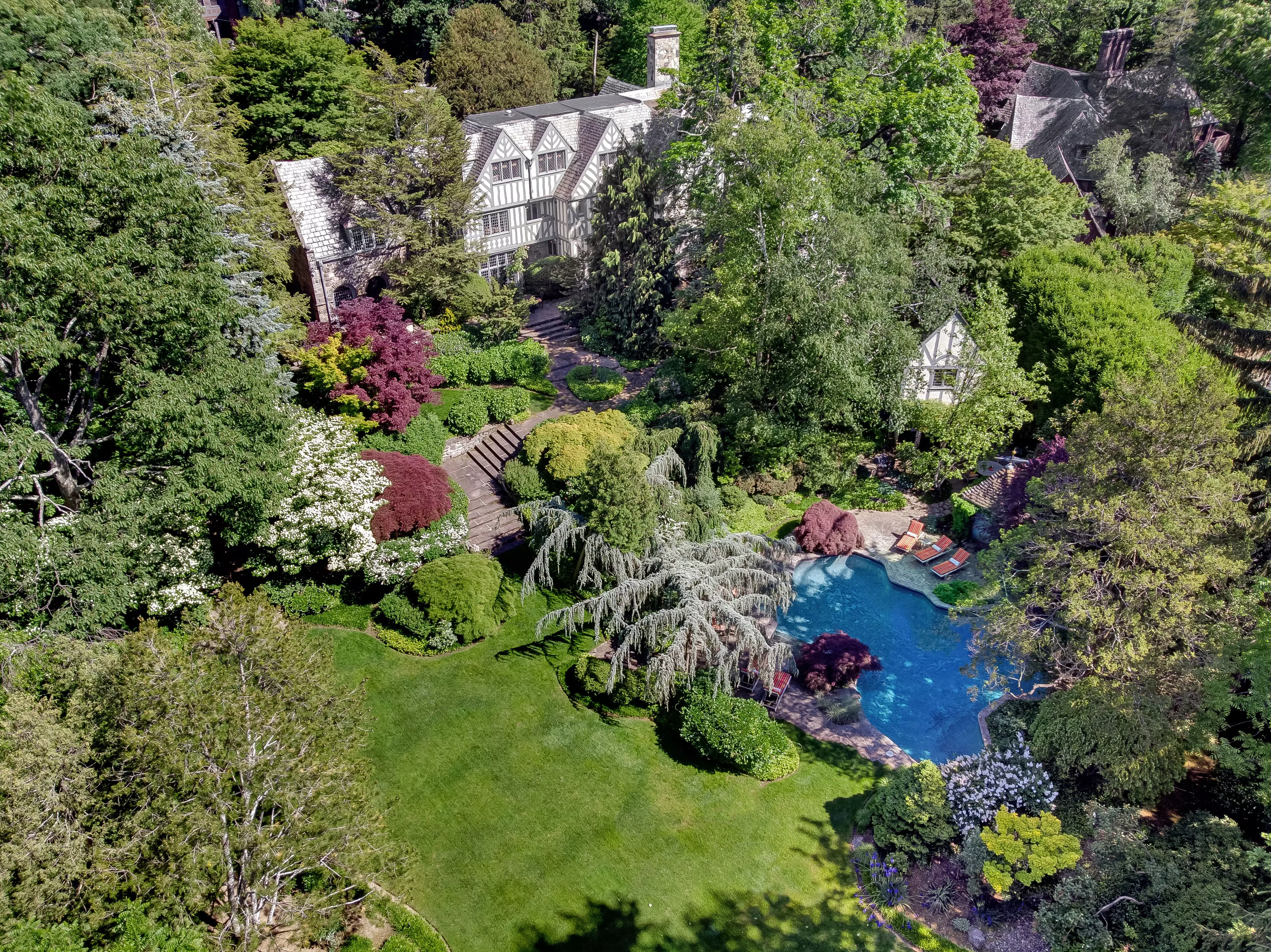 Искайки 8,5 милиона долара, това 100-годишно имение в Бронксвил има магически градини и грандиозен интериор на Тюдор 2625_1