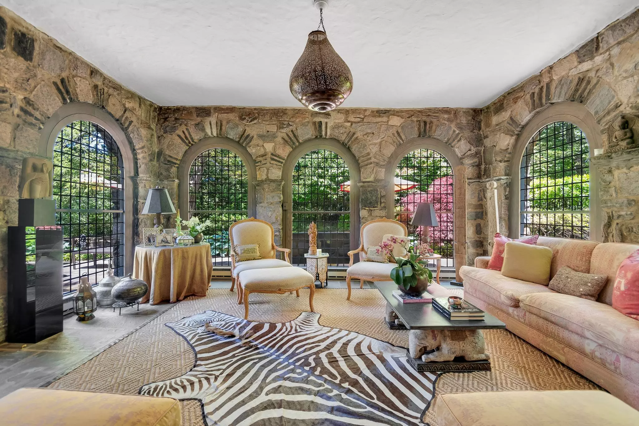 Con una richiesta di 8,5 milioni di dollari, questa villa centenaria di Bronxville ha giardini magici e grandiosi interni Tudor 2625_10