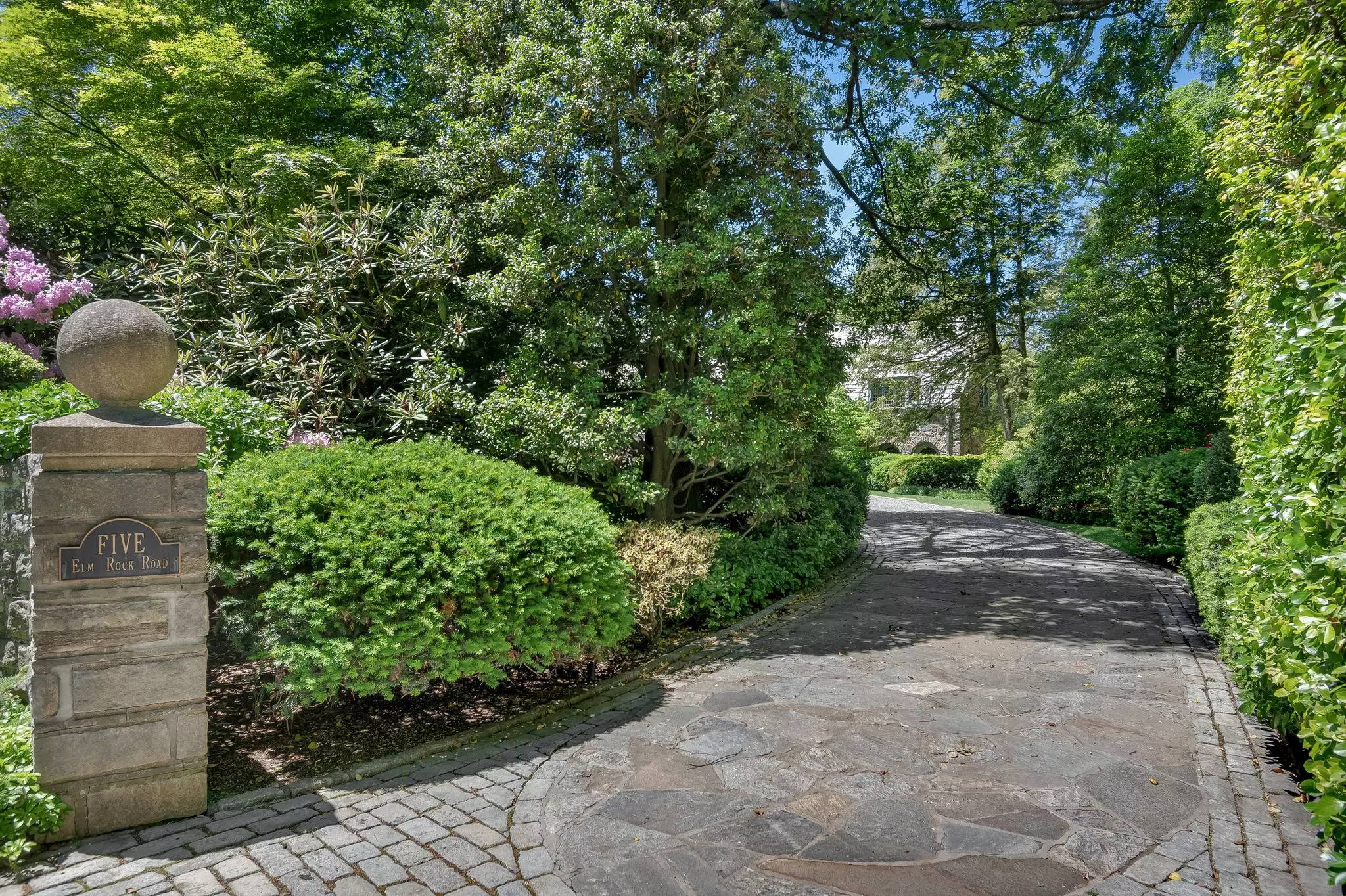 Con una richiesta di 8,5 milioni di dollari, questa villa centenaria di Bronxville ha giardini magici e grandiosi interni Tudor 2625_2