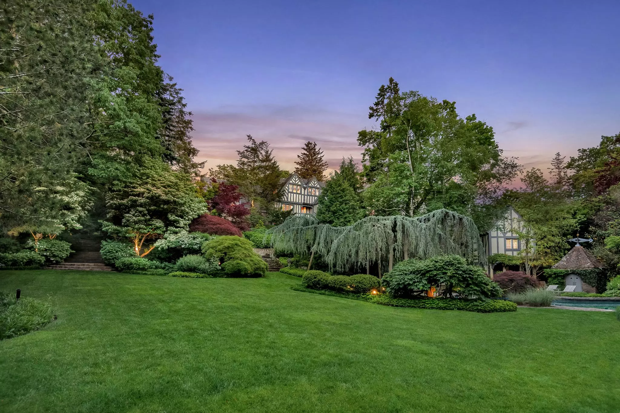 Искайки 8,5 милиона долара, това 100-годишно имение в Бронксвил има магически градини и грандиозен интериор на Тюдор 2625_23
