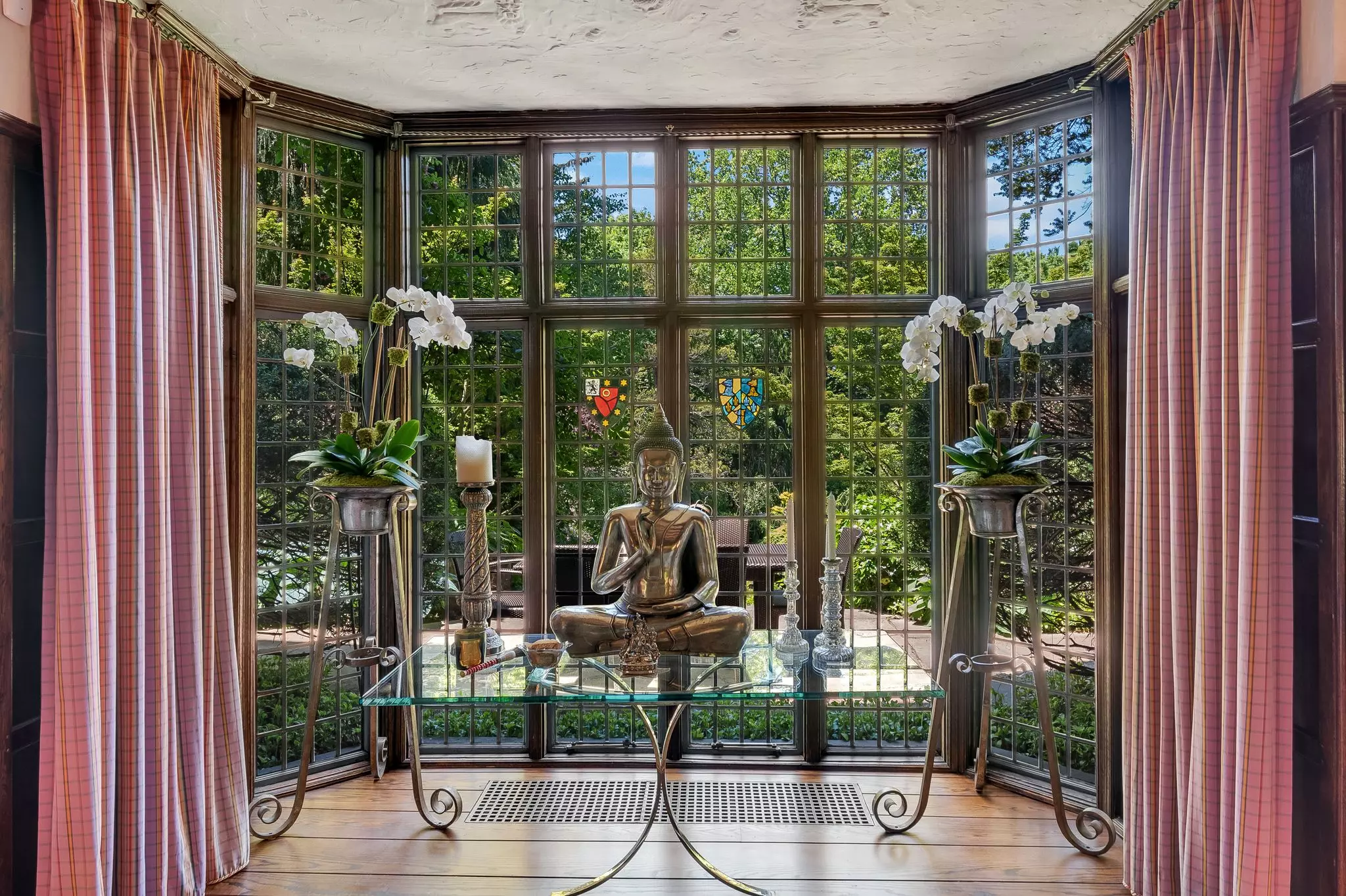 Ta 100-letnia rezydencja w Bronxville, za 8,5 miliona dolarów, ma magiczne ogrody i wspaniałe wnętrza w stylu Tudorów 2625_8