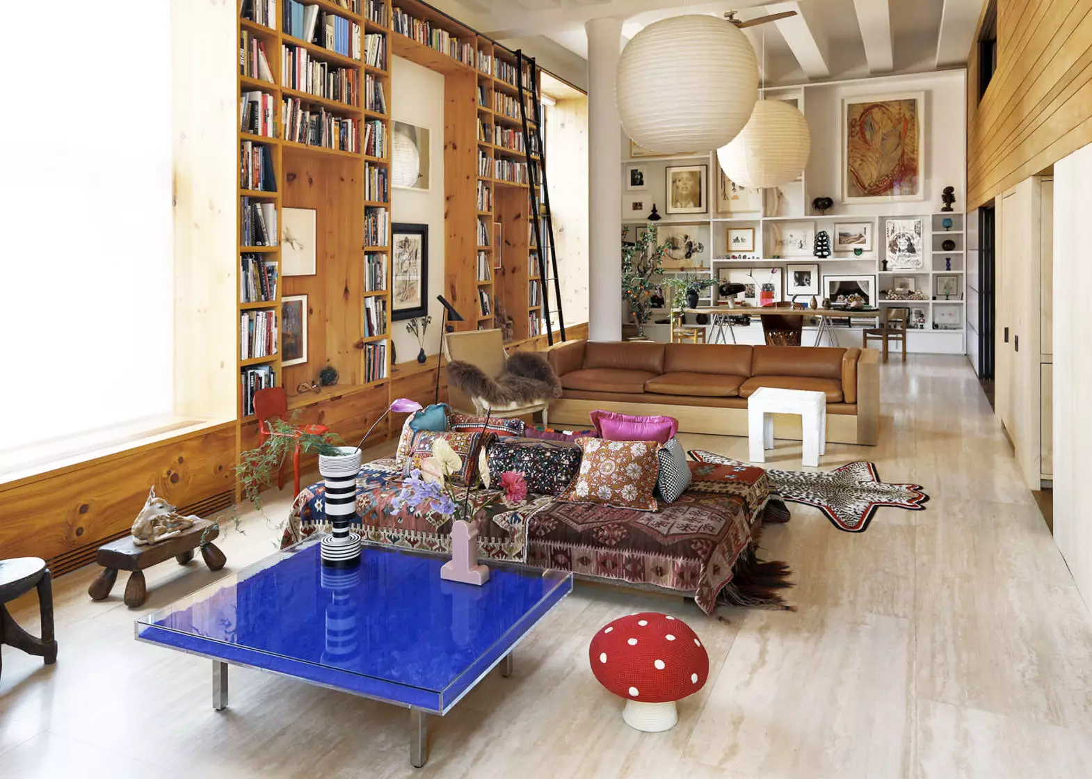 Nolita Loft Interijer ima police za knjige od poda do stropa, modernu umjetnost i drveni šarm 26285_1