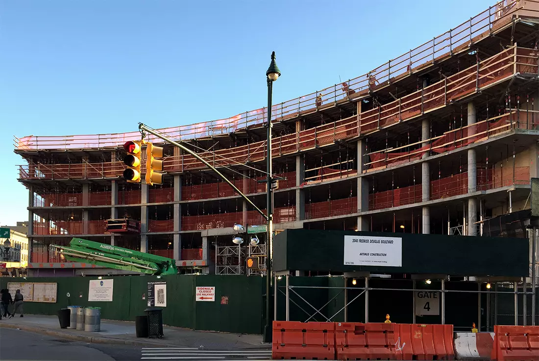 Posodobitev gradnje: FXFowle's Circle-Hugging Condominium Harlem Condominium se dviga nad Central Park 26438_1