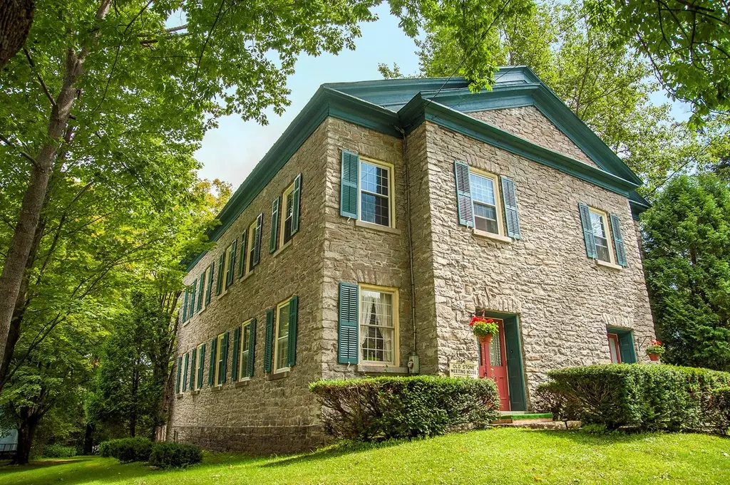 $275,000 Lamang ang Maninirahan sa Old Stone Meeting House na ito sa Upstate NY 26563_1