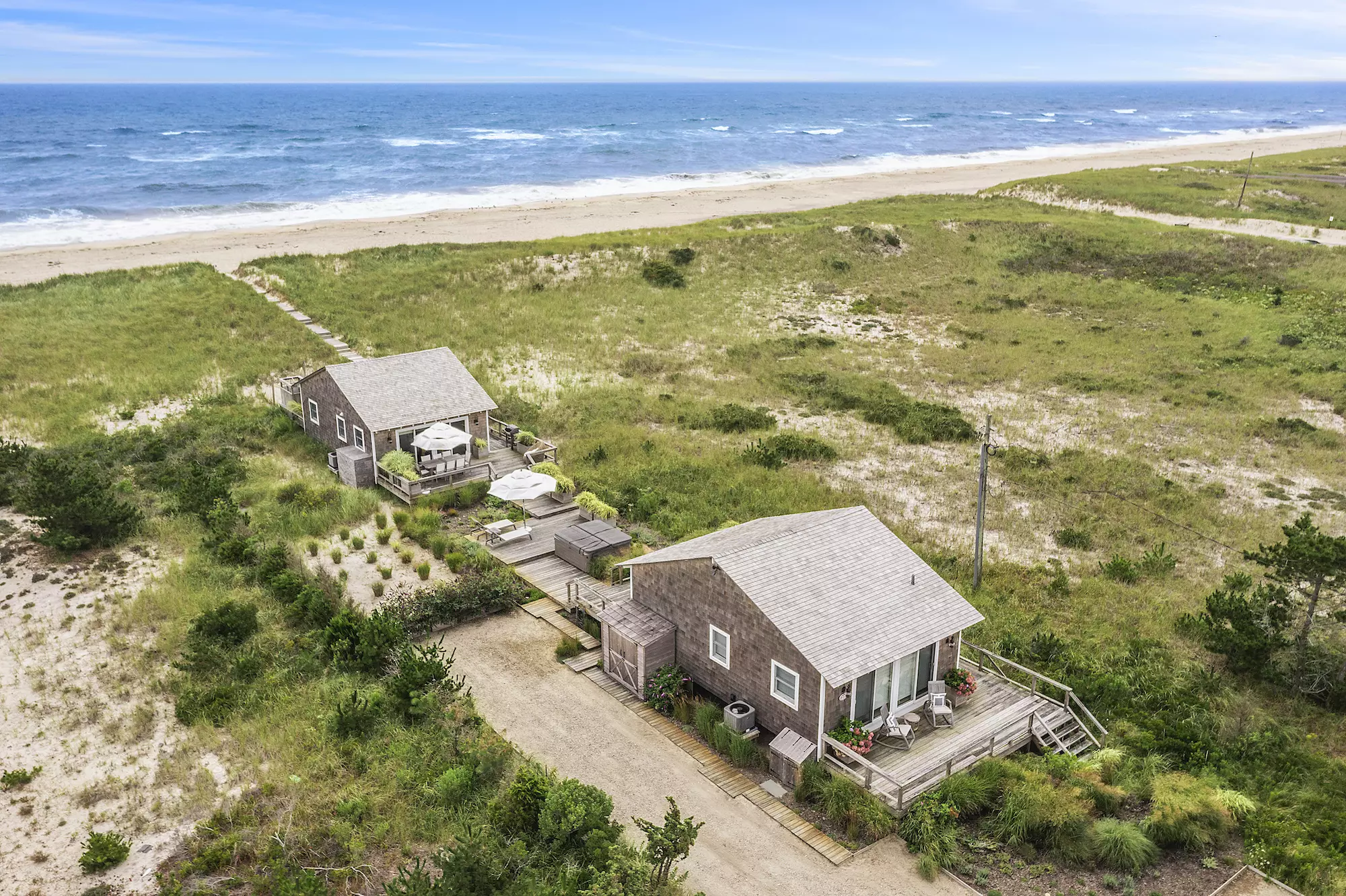 Per $ 5,75 milioni, possiedi due cottage sulla spiaggia di Hamptons con accesso privato alla spiaggia 2662_1