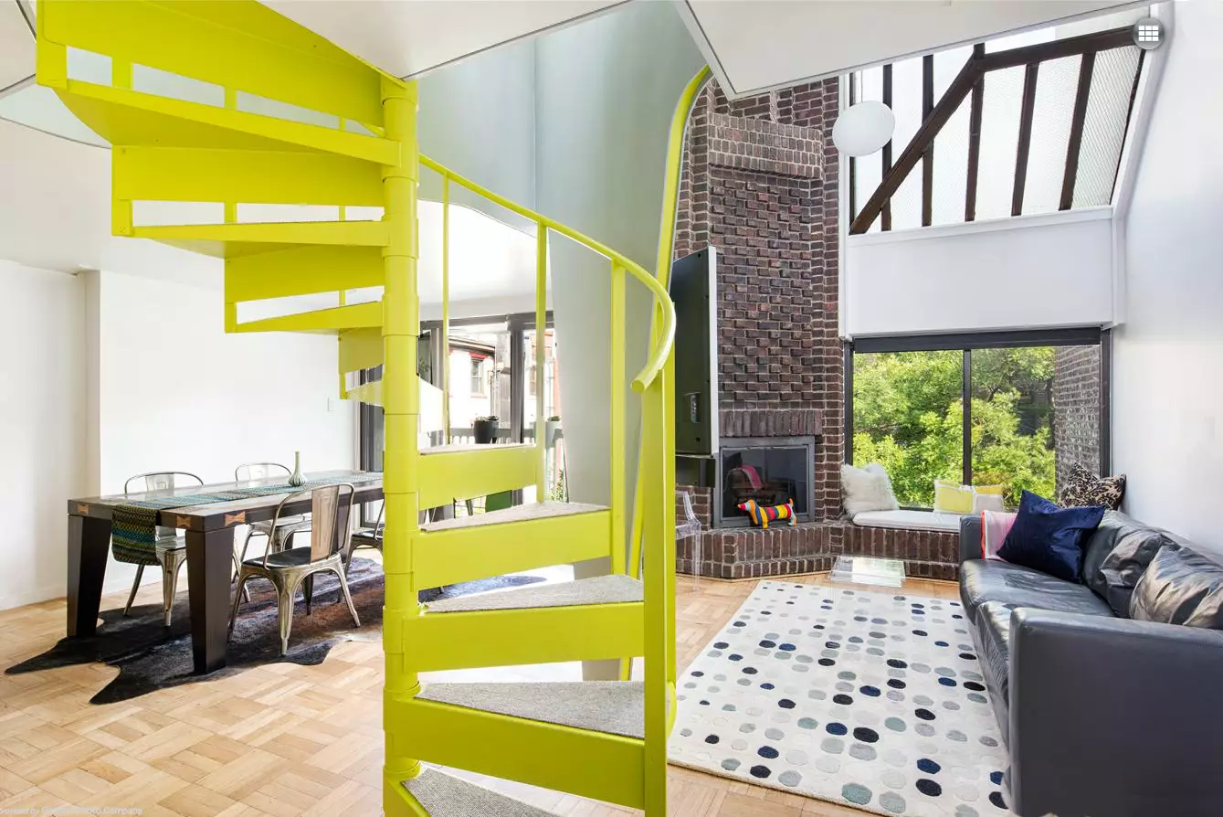 150만 달러에 Chelsea Modernist Gem의 네온 노란색 나선형 계단 및 개인 지붕 데크 26801_1