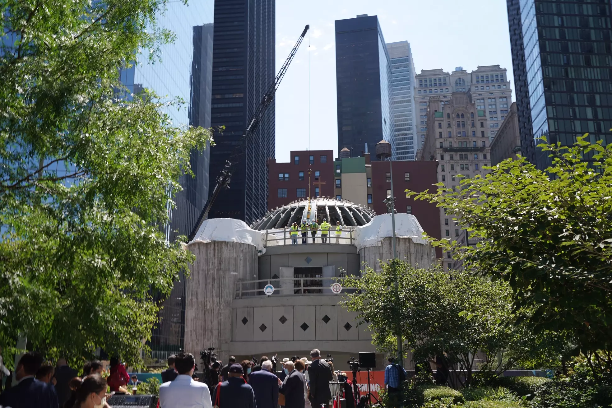 Der St. Nicholas National Shrine des World Trade Centers wird diese Woche zum ersten Mal beleuchtet 2686_2