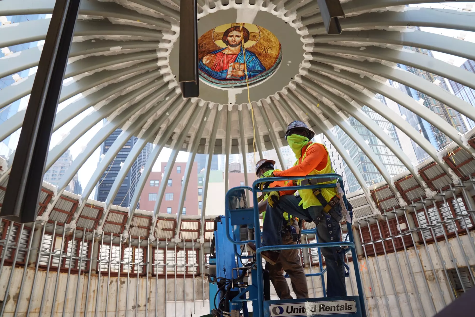 Der St. Nicholas National Shrine des World Trade Centers wird diese Woche zum ersten Mal beleuchtet 2686_4