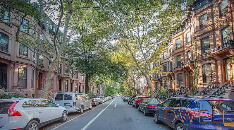 144 Lincoln Place, Park Slope, Brooklyngo etxea salgai, Brooklyneko harri marroia, harri marroiaren berritzea, MESH, loft etxe bertikala, Laura Lau, Chris Kentis, Barrualdeak, Lorategiak,