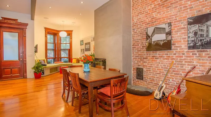 144 Lincoln Place, Park Slope, tŷ tref Brooklyn ar werth, carreg frown brooklyn, adnewyddu carreg frown, MESH, tŷ croglofft fertigol, Laura Lau, Chris Kentis, Interiors, Gardens,