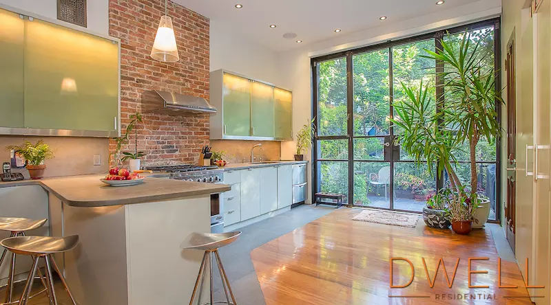 144 Lincoln Place, Park Slope, Brooklyn herenhuis te koop, brooklyn brownstone, brownstone renovatie, MESH, verticaal lofthuis, Laura Lau, Chris Kentis, interieurs, tuinen,