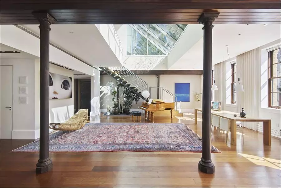 Le penthouse Tribeca de 20 millions de dollars possède un puits de lumière de 25 pieds, une terrasse paradisiaque et un passé industriel 26980_1