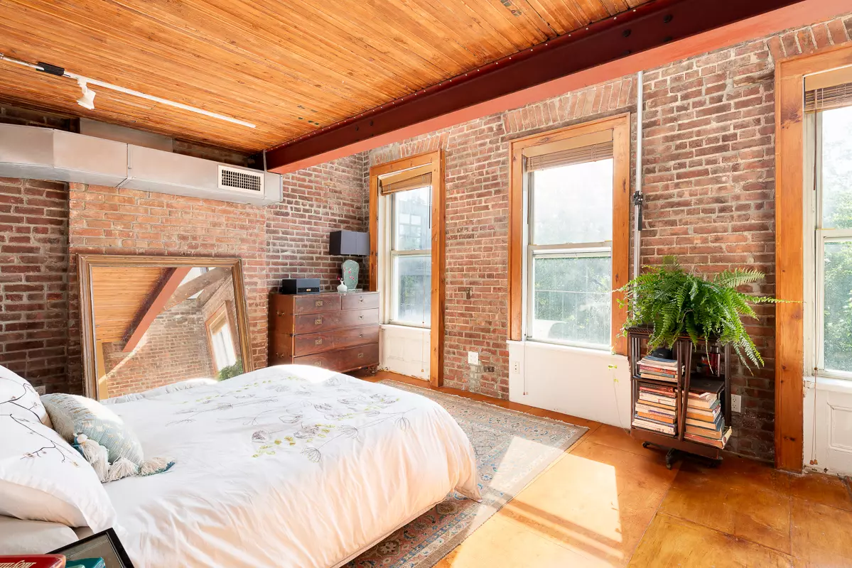 La casa adosada Red Hook de $2.9 millones con una configuración de trabajo en vivo tiene detalles toscos y un techo verde 2703_6