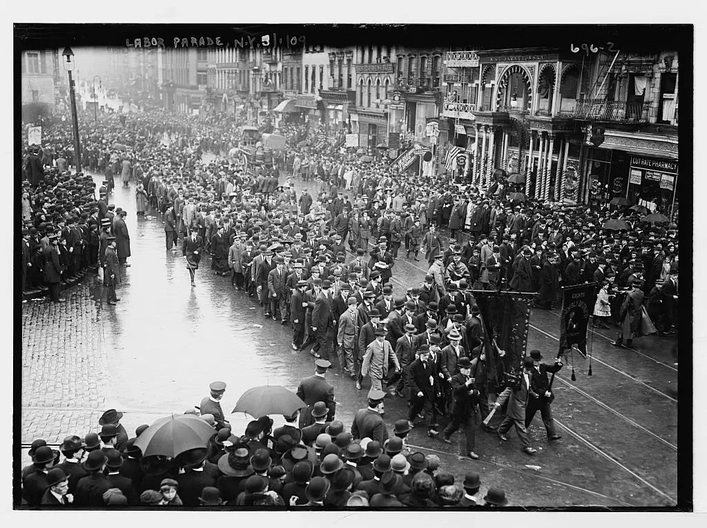 В 1882 году День труда начался с парада, проведенного в Нью-Йорке. 2705_2
