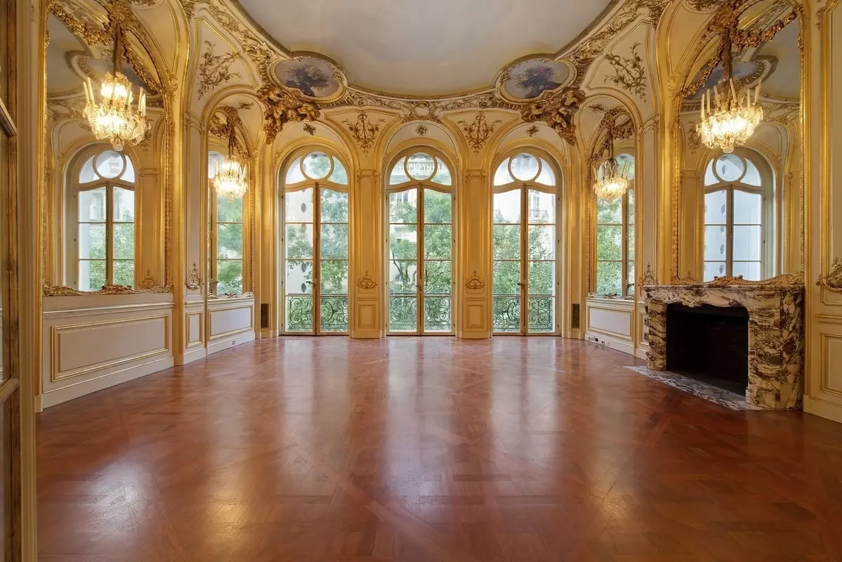 Hidupkan Fantasi Versailles Anda di Rumah Agam Sebelah Timur Atas Berlapis Emas ini dengan harga $60K/Bulan 27159_1