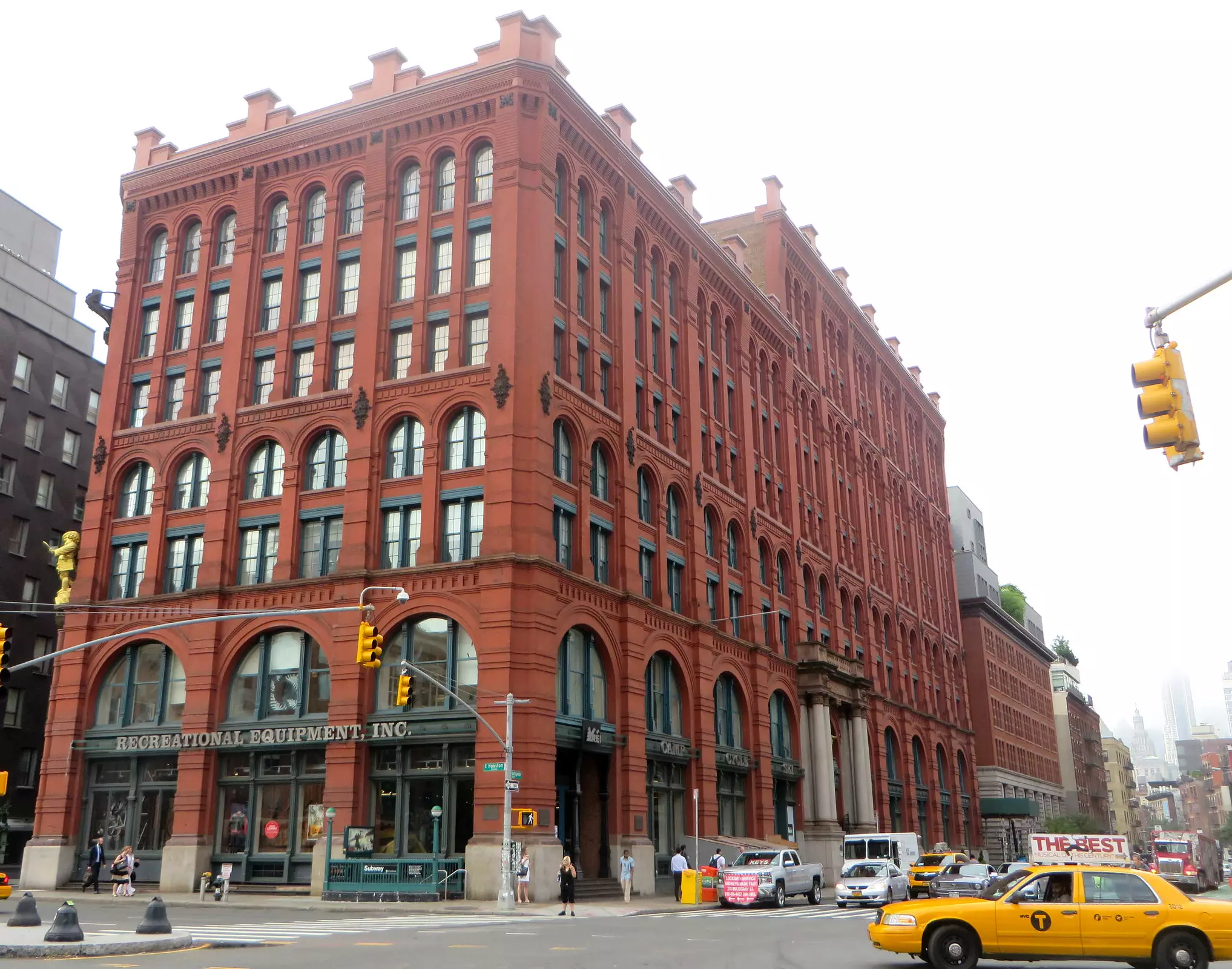 Джошуа Кушнер и Карли Клосс покупают последний пентхаус Puck Building за 42,5 миллиона долларов. 2726_1