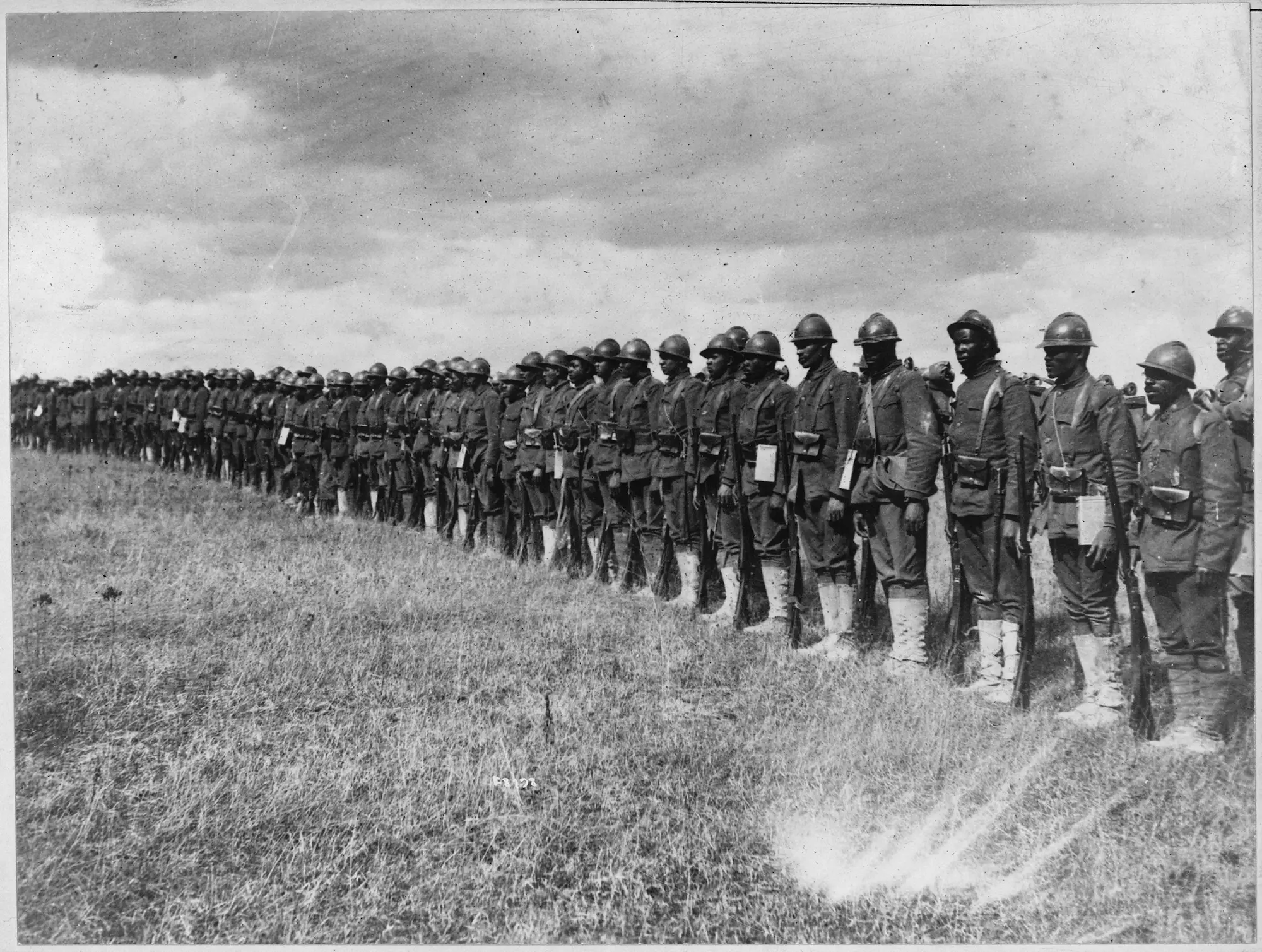 100 jaar na die Eerste Wêreldoorlog, het die hele swart eenheid Harlem Hellfighters die Goue Medalje aan die Kongres toegeken 2732_2