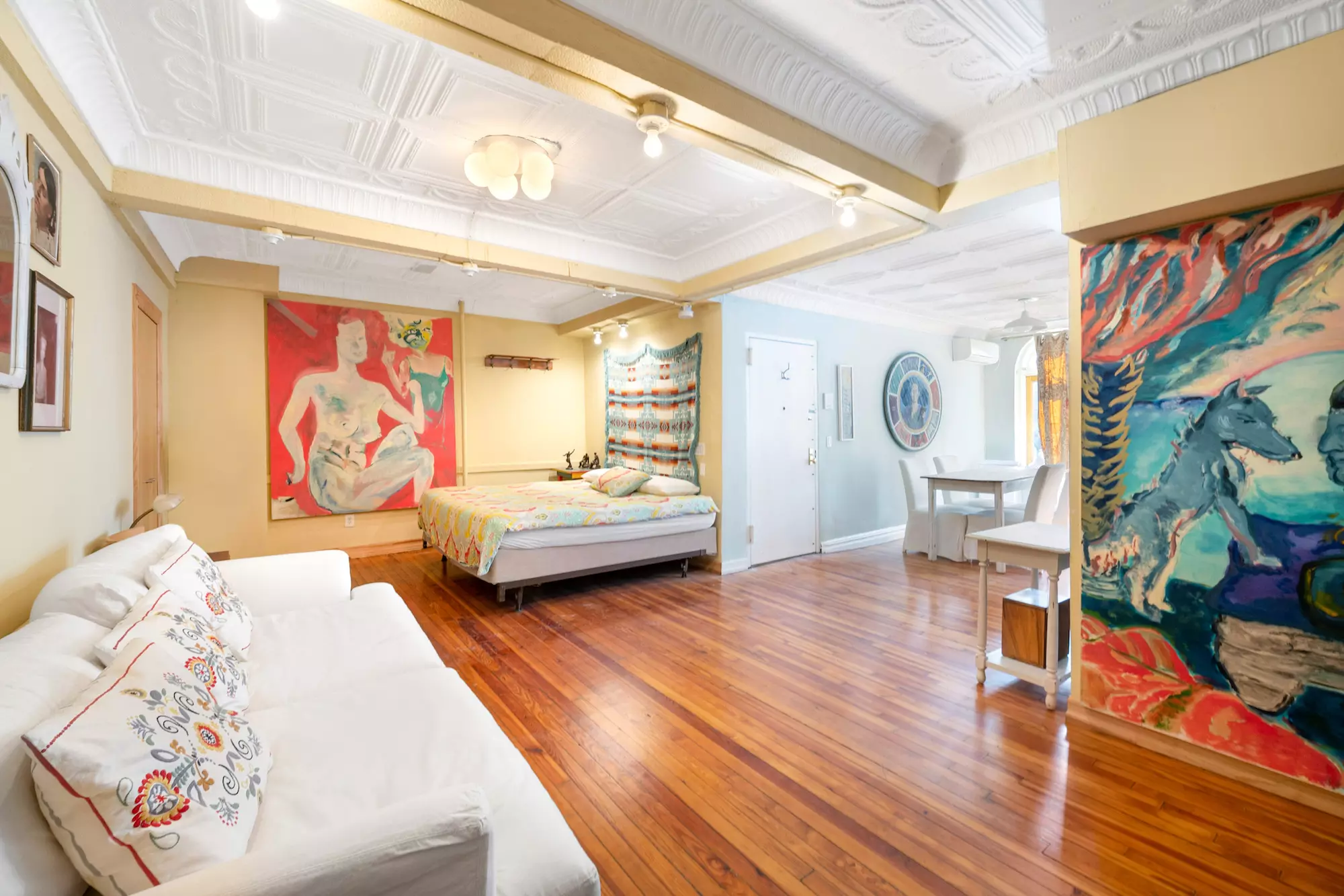 اتاق زیر شیروانی هنرمند سابق روستای شرقی هنرمند ویلیام وگمن به قیمت 2.75 میلیون دلار به فروش می رسد که شامل موزاییک اصلی است. 2736_11