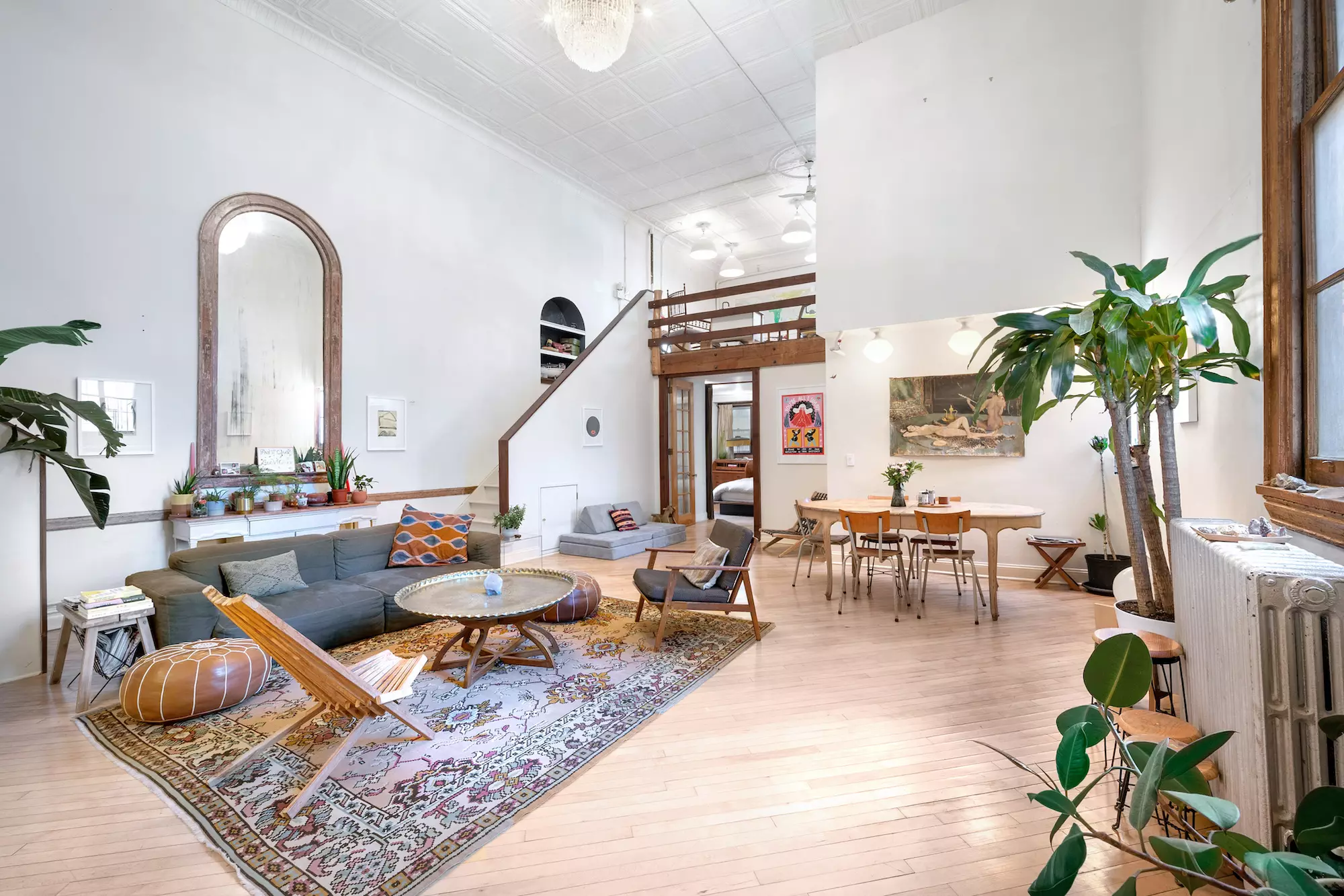 منزل الفنان ويليام ويجمان السابق في إيست فيليدج معروض للبيع مقابل 2.75 مليون دولار ، بما في ذلك الفسيفساء الأصلية 2736_3