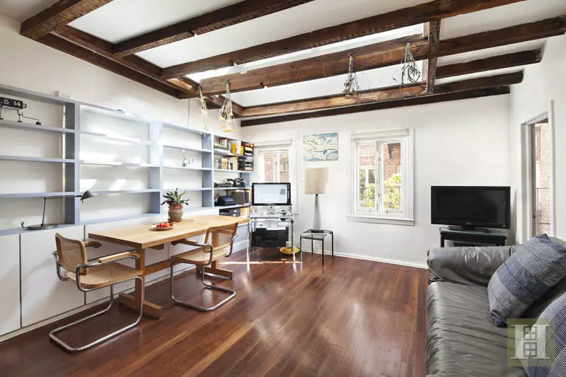 Apartament në shtëpinë e karrocave në Chelsea, duke kërkuar 1.3 milion dollarë, vjen me çati të peizazhit të harlisur 27390_1